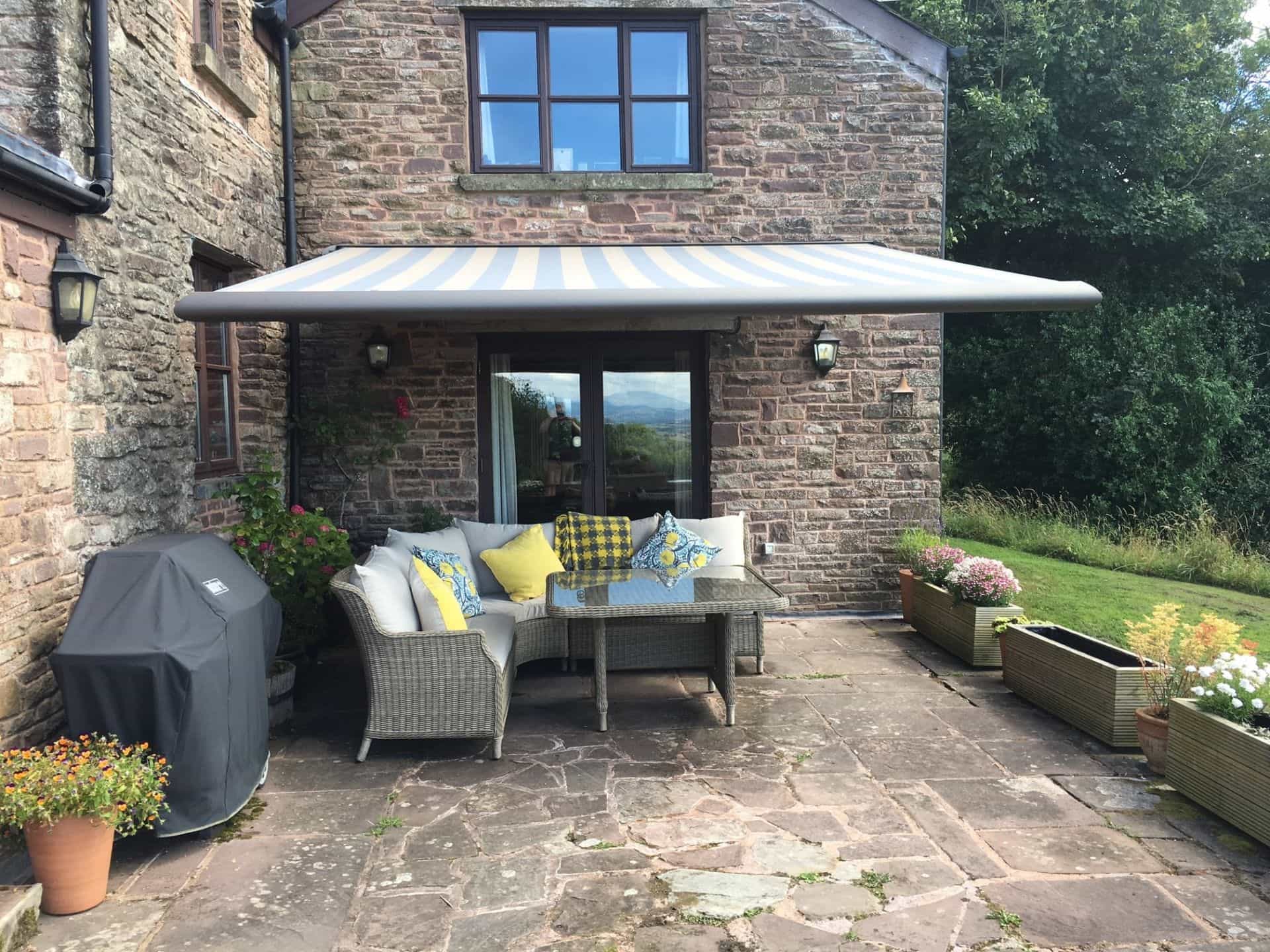 How to Create the Ideal Outdoor Living Space in the Summer - Solar ...